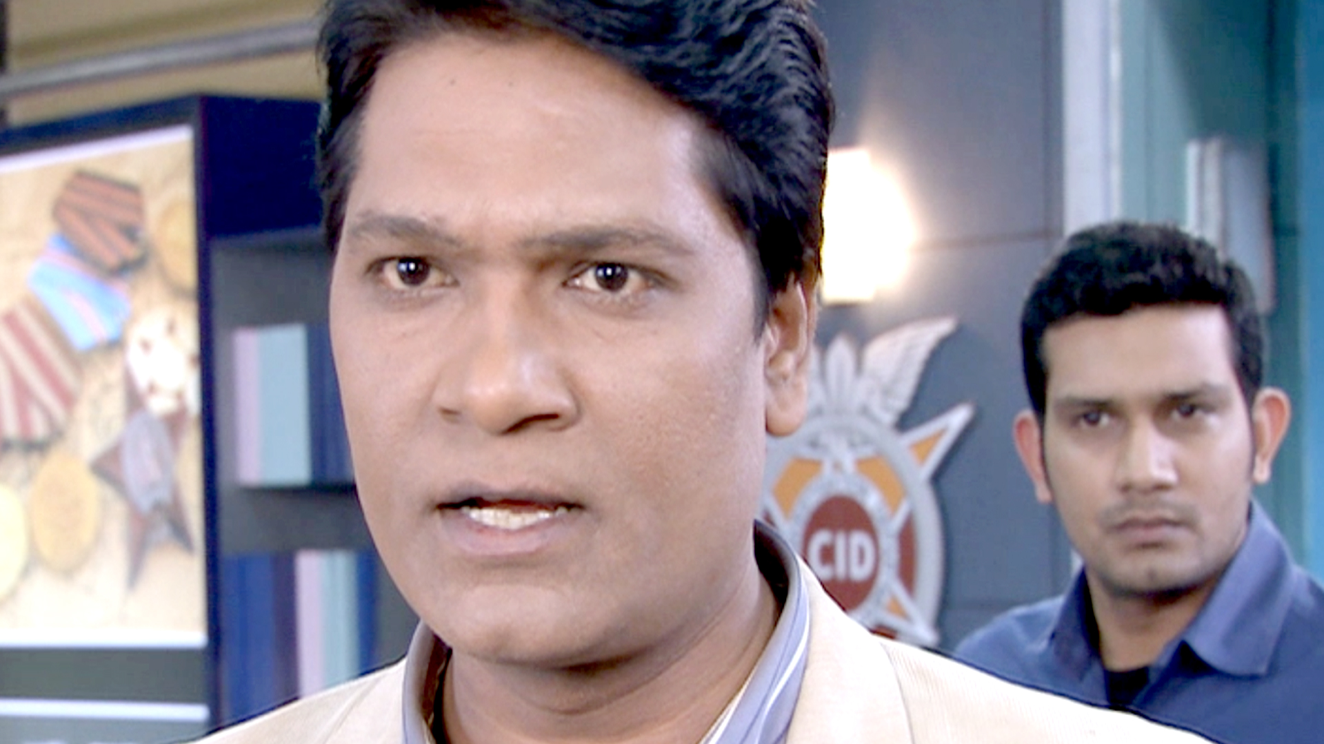 Watch CID Episode No. 929 TV Series Online - Bio-chemical Attack - Sony LIV