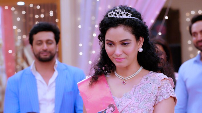 Watch Jaidev Fas Gaya Hai from Aangan Aapno Kaa online - Sony LIV