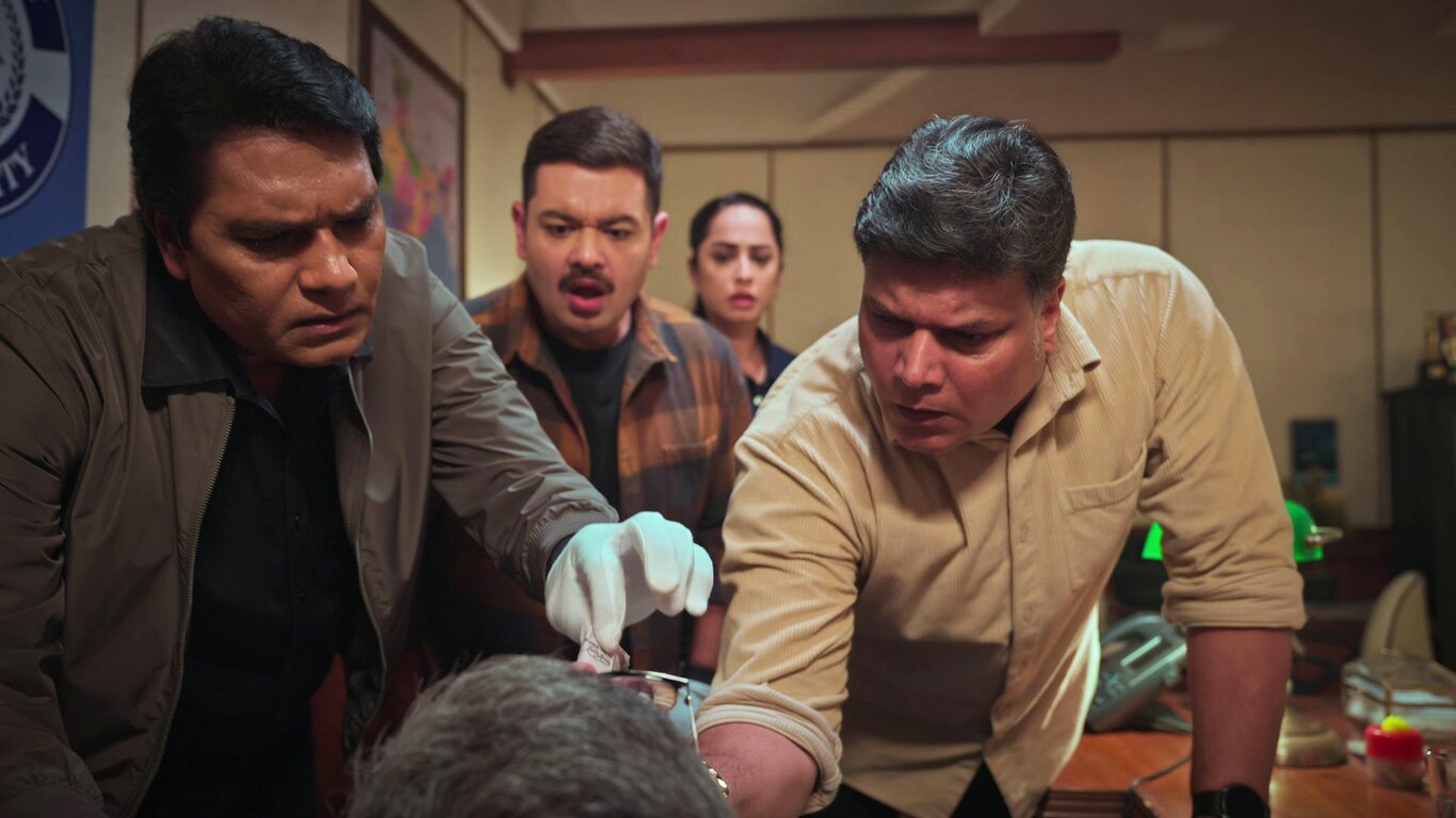 Watch CID Episode no. 71 TV Series Online - Dead Principal - Sony LIV